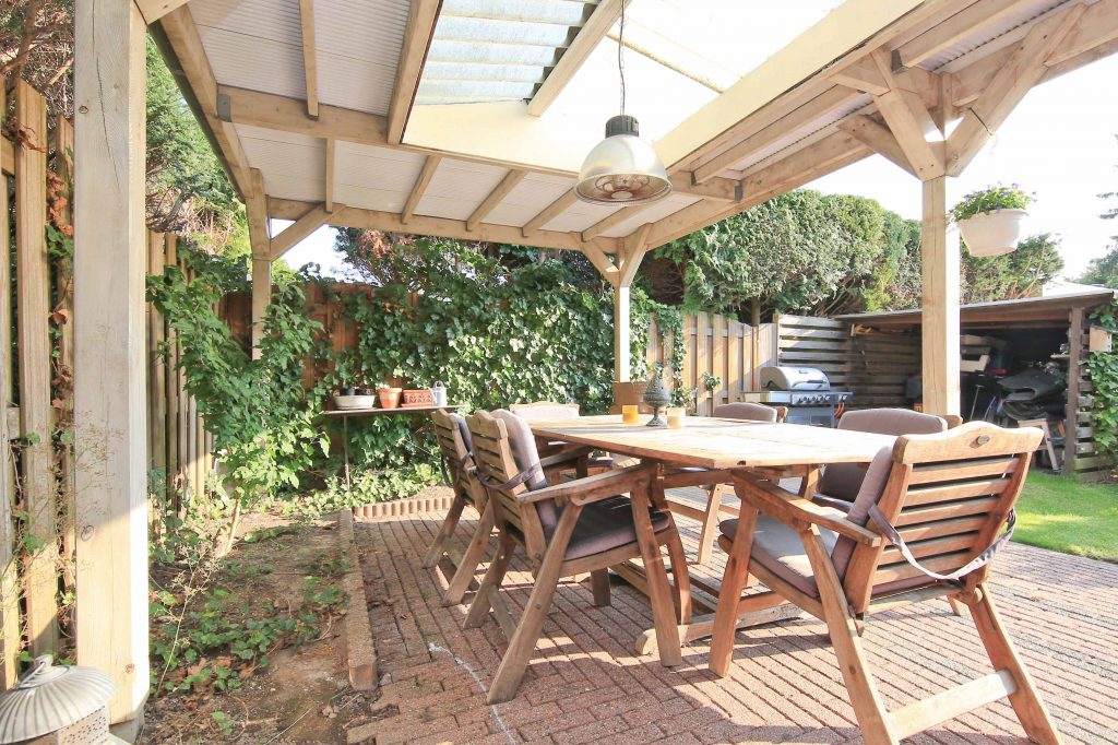 Half vrijstaande villa met grote garage en 110 m² zuidwest tuin op het ...